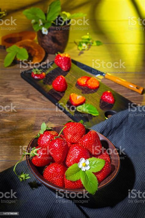 나무 테이블에 점토 그릇에 딸기 육즙이 잘 익은 붉은 딸기로 채워진 그릇 0명에 대한 스톡 사진 및 기타 이미지 0명 개체