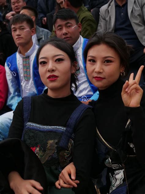 “东乡绣娘”时装秀亮相“黄河流域九省区第二届农民篮球邀请赛”开幕式澎湃号·政务澎湃新闻 The Paper