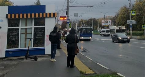 Могут ли полицейские прямо на улице вручить прохожему повестку