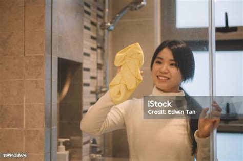 아시아 중국 십대 소녀 청소 그녀의 욕실 닦아 그것 와 A 노란 옷 마이크로파이버에 대한 스톡 사진 및 기타 이미지 마이크로