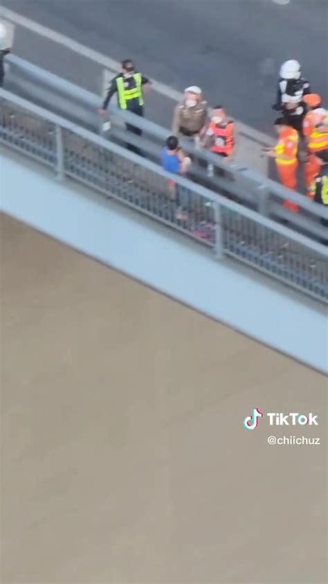 ตำรวจไทยห่วงใยประชาชน เพราะทุกคนคือคนสำคัญ สารวัตรสน ทางด่วน1 เข้าช่วยพ่อพาลูก โดดสะพานแขวน