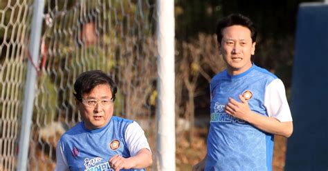 野 ‘협치 축구 인증했다 지지자들 양념 세례