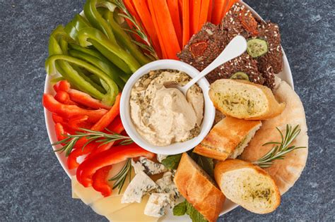 후 머 스 야채 파 삭 파삭한 빵 마늘 빵 치즈 브리 치즈에 대 한 전채와 플레이트 어두운 배경 평면도입니다 0명에 대한 스톡