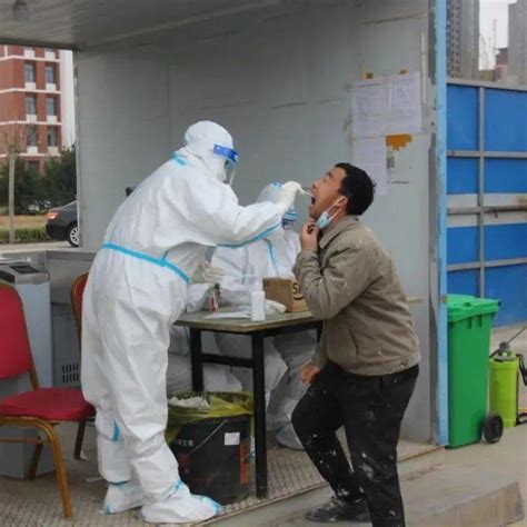 【疫情防控】黄山街道开展建筑工地全员核酸检测玉棠府刘金坤项目