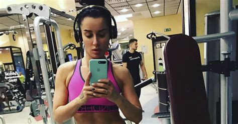 Tv Hosts Sexy Selfie Goes Viral Can You See Why Daily Star
