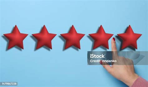 다섯 개의 빨간 별과 파란색 배경에 손 서비스 및 상품의 품질 평가 높은 평가 5가지 개체에 대한 스톡 사진 및 기타 이미지 5가지 개체 별 모양 빨강 Istock