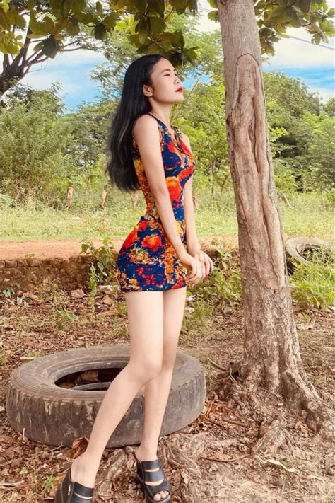 Su Moh Moh Naing Halter Dress Girl Fashion