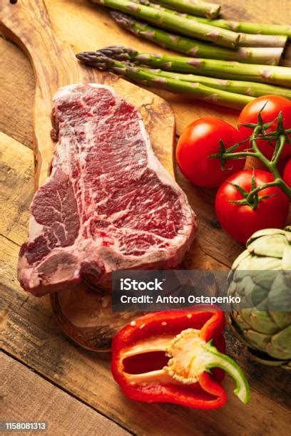 그릴을 위한 야채를 곁들인 대리석 소고기 스테이크의 육즙이 많은 신선한 조각 요리 배경 조리법 책 맛 음식 스테이크 요리 공간 세로 사진 고기에 대한 스톡 사진 및 기타