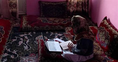 ممنوعیت آموزش دختران؛ دانشجوی دختر برای مبارزه با ناامیدی دختران