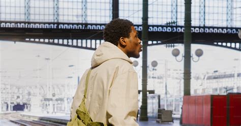 배낭을 메고 기차를 기다리는 남자 사진 Unsplash의 남성 패션 이미지