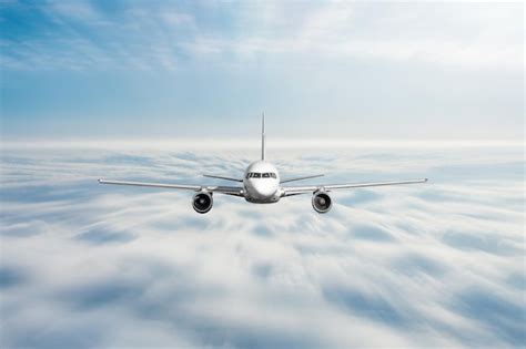 O avião está voando rapidamente em linha reta na nuvem nublada de alta