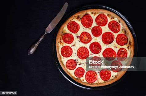 리코타 치즈와 토마토를 검은 배경에 홈메이드 통밀 가루 파이 공간을 복사합니다 맨 위 보기 건강한 식생활에 대한 스톡 사진 및
