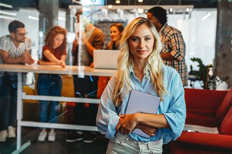 창의적인 비즈니스 인재 팀이 함께 일하고 사무실에서 미소짓는 초상화 단체에 대한 스톡 사진 및 기타 이미지 단체 여자