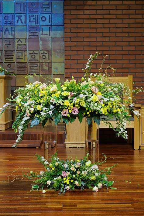 찬송하리로다 우리 주 예수 그리스도의 ㅜ아버지 하나님이 그 많으신 긍휼대로 예수그리스도의 죽은 자 가운데서 부활하심으로 말미암아 우리를 거듭나게 하사 산 소망이 있게 하시며