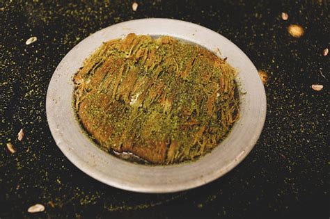 터키 디저트 Kunefe Kunafa 피스타치오 가루와 뜨거운 치즈 Kadayif 먹은 달콤한 고급 요리에 대한 스톡 사진 및