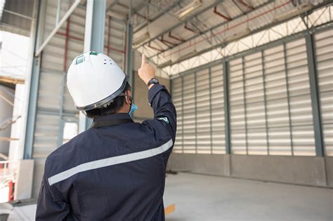 土木工程師檢查施工現場 H 建築檢查員施工現場檢查新建築的圖紙和業務工作流程 照片檔及更多 工程師 照片 工程師 管 鋼鐵 Istock