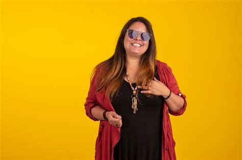 Mulher Plus Size Em Roupas Elegantes Em Fotos De Estúdio Com Expressões