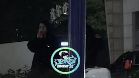 厉害了！老牛吃嫩草，冯绍峰新女友颜值甩赵丽颖几条街！网友恋情气质