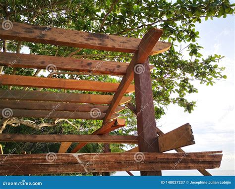 Construcci N De Una Casa De Madera Min Scula En El Lado De La Playa
