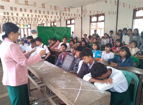 အထကပေါက်တော၌ အလယ်တန်းဆင့်grade 9ပြီးမြောက်အောင်မြင်သော ကျောင်းသား က