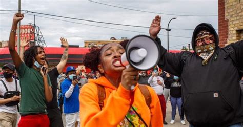 흑인사회 시위 이틀째전당포 앞에서 시위대 1명 총 맞고 사망