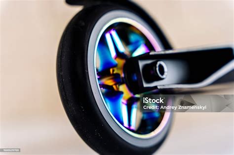 무지개색 바퀴가 달린 스턴트 스쿠터의 뒷바퀴와 브레이크 0명에 대한 스톡 사진 및 기타 이미지 0명 가벼운 강철 Istock