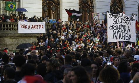 Ataques golpistas são condenados em ato pela democracia na Cinelândia