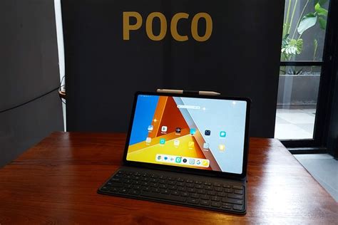Foto Menggenggam Langsung Poco Pad Tablet Android Pertama Poco