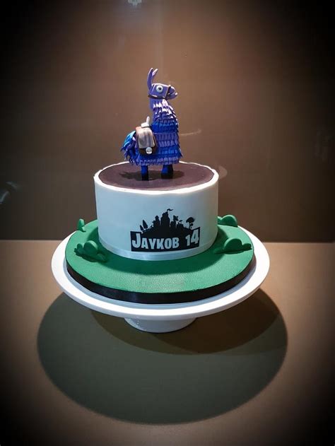 Fortnite Cake Decorated Cake By Su Cake Artist Cakesdecor