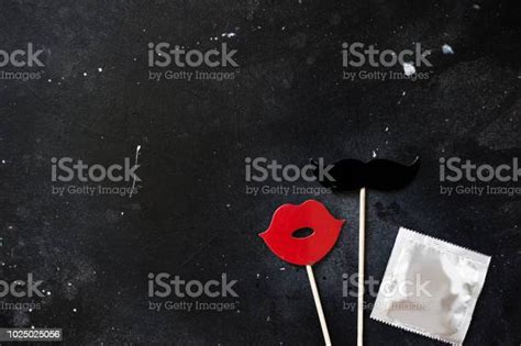 사진 부스 소품 콧수염 크라운 블랙 보드 바탕에 입술 생일 파티 세트 및 결혼식입니다 개인 장식품에 대한 스톡 사진 및 기타