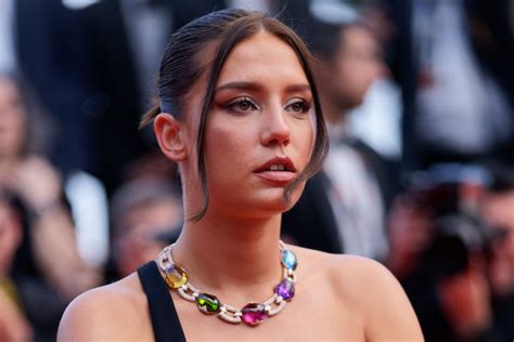 Adèle Exarchopoulos Outrageusement Hot Dans Un Ensemble Jupe Et Crop