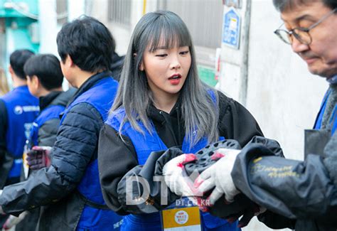 홍진영 추위 잊은 따뜻한 연탄 봉사 활동 스타포토 디지털타임스