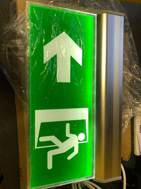 Vägg Eller Takmonterad Led Exit Skylt Köp På Tradera 609968892