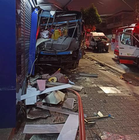 Acidente Entre ônibus E Van Deixa Mais De 20 Feridos Em Belo Horizonte