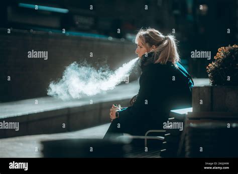 Fille Qui Fume Banque De Photographies Et Dimages à Haute Résolution