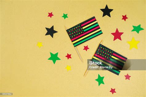 흑인 해방 아프리카 계 미국인 깃발과 노란색 배경에 별 흑인 역사의 달 7월 19일 자유를 기념하는 6월 19일 아프리카계 미국인 명절 Juneteenth에 대한 스톡 사진