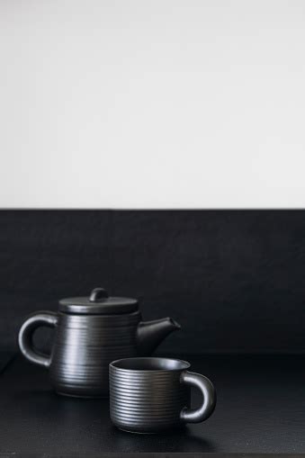 복사 공간이 있는 배경에 검은색 세라믹 찻주전자와 컵의 근접 촬영 검은색에 대한 스톡 사진 및 기타 이미지 검은색 커피 마실 것 주방 조리대 Istock