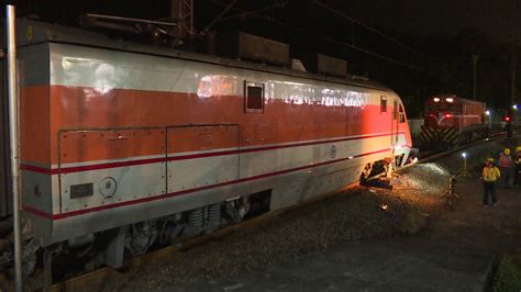 台鐵 117次pp自強號 七堵站 機車軸咬死以 馱運車 俗稱穿溜冰鞋 拖離現場 搶修 Youtube