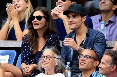 פול ווסלי עם פיבי הפפראצי מתים עליהם צילום גטי אימגס