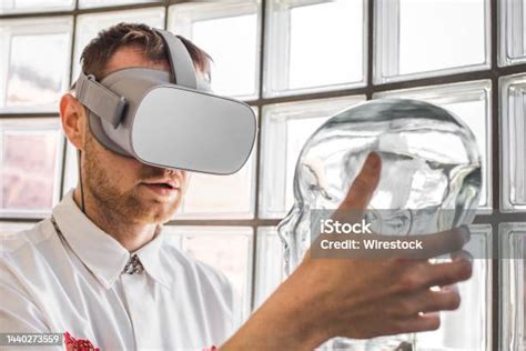 Vr 시뮬레이션에서 마네킹을 검사하는 Vr 고글을 쓴 젊은 의사 미래 기술 개념 가상현실에 대한 스톡 사진 및 기타 이미지 가상현실 가상현실 시뮬레이터 새로운