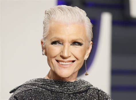 Durmió con hienas sobrevivió al abuso y sigue siendo modelo top Maye Musk la madre del hombre
