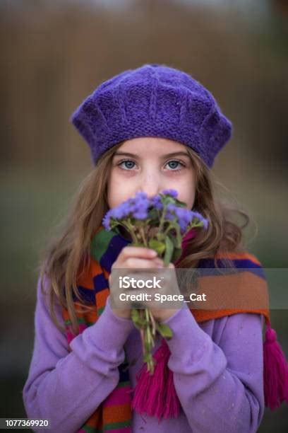 사랑 스러운 귀여운 웃는 어린 여자 아이 야외에서의 초상화 가족에 대한 스톡 사진 및 기타 이미지 가족 건강한 생활방식 귀여운 Istock