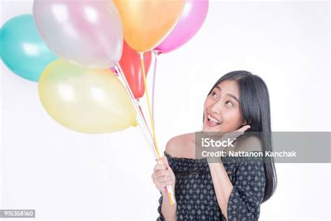 흰색 배경에 고립 된 화려한 풍선으로 예쁜 여자 가득 찬에 대한 스톡 사진 및 기타 이미지 가득 찬 귀여운 길이 Istock