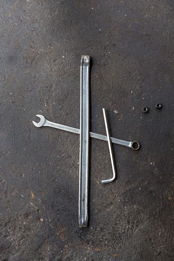 작업장에서 바닥에 오래된 도구 빈티지 차고 스타일의 도구 플랫 레이 오래 된 손 도구 Pliers 드라이버 렌치 녹슨 철 금속