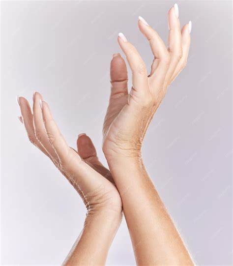 Manos De Manicura Suave O Tratamiento De Belleza Primer Plano De Palmas Modelo Femeninas Tocando