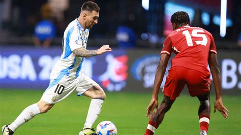 Atacan con insultos racistas al futbolista que golpeó a Messi durante