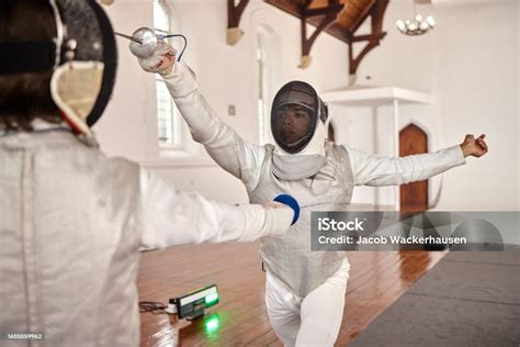 펜싱 사람과 싸움에서 칼로 훈련 무기로 싸우는 운동 또는 무술 선수와의 스포츠 결투 전투 경쟁 및 칼날 마스크 및 장비를 가진 사람 무술에 대한 스톡 사진 및 기타 이미지