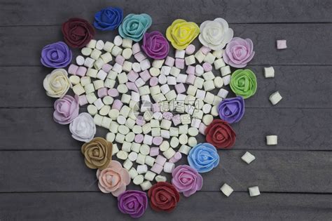 心形甜的棉花糖装饰在木本上的鲜花高清图片下载 正版图片505114926 摄图网