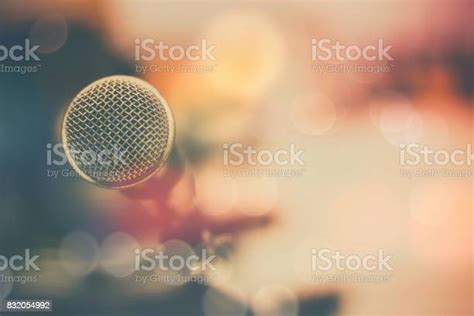 마이크 및 Bokeh 배경 스튜디오 룸과 회의 홀에서 음악 계기로 개념 공연에 대한 스톡 사진 및 기타 이미지 공연 노래방