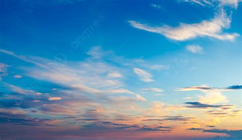 傍晚的天空與戲劇性的雲彩 傍晚的天空與雲彩 照片背景圖桌布圖片免費下載 Pngtree